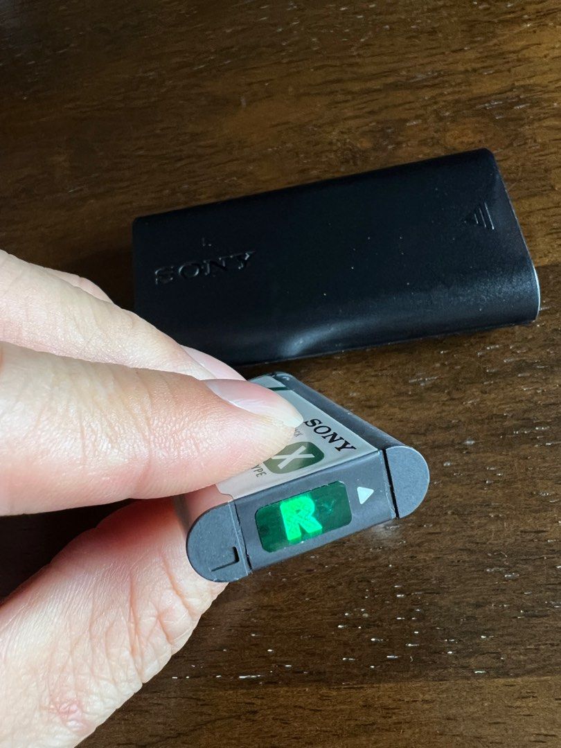 Sony Rx100 battery n charger, Photography, Cameras on Carousell