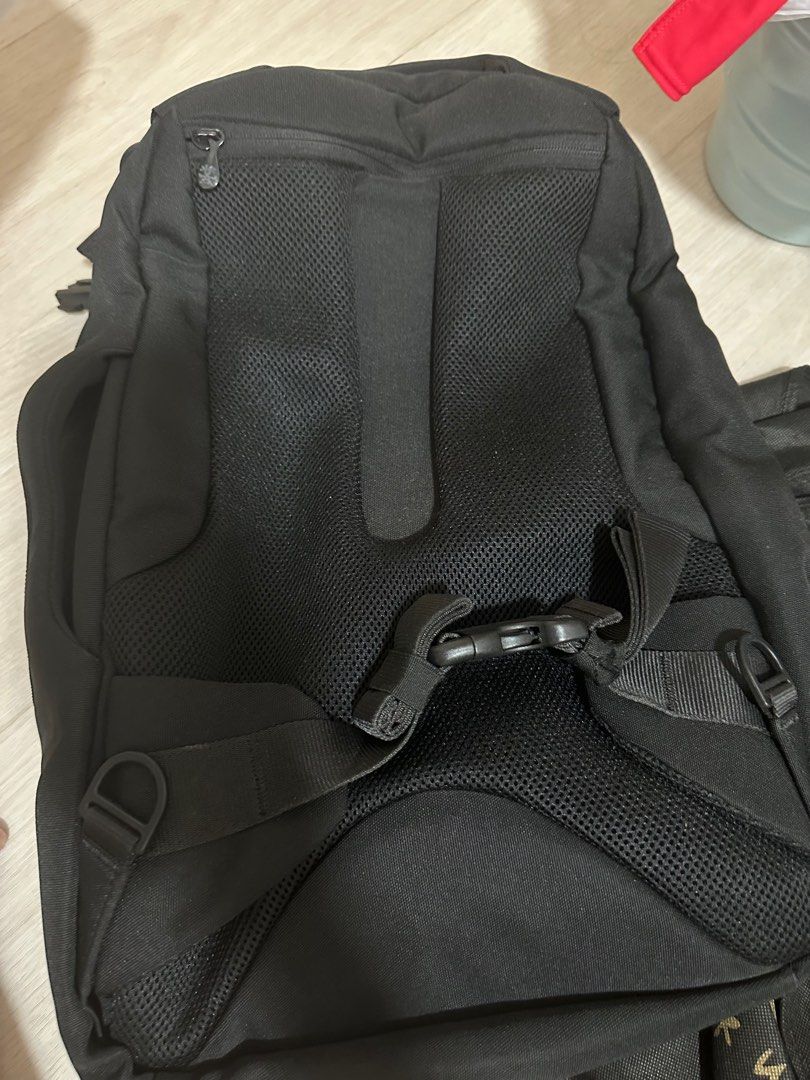 Crumpler Dry Red No 6 15" Laptop Travel Backpack (Black), Men's Fashion ...