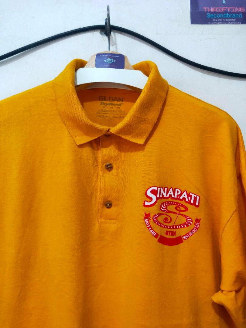 Kaos Polo Gildan Kuning Kunyit Big Logo Sinapati, Fesyen Pria, Pakaian ...