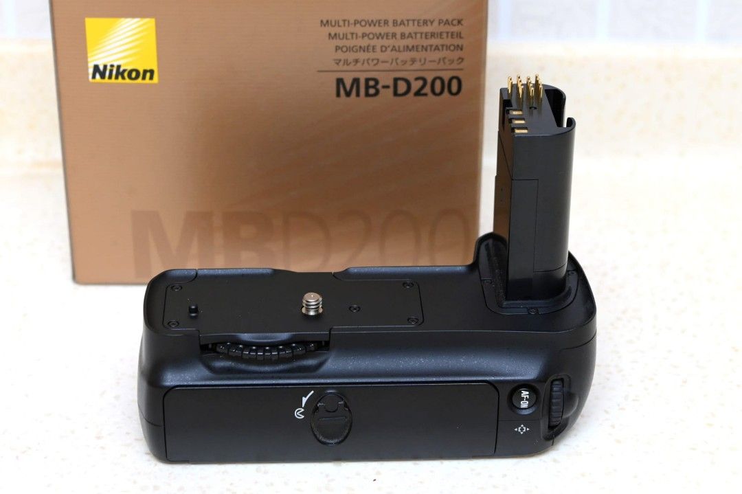 Nikon MB D200 Multipower Battery Pack, Photography, Cameras on Carousell