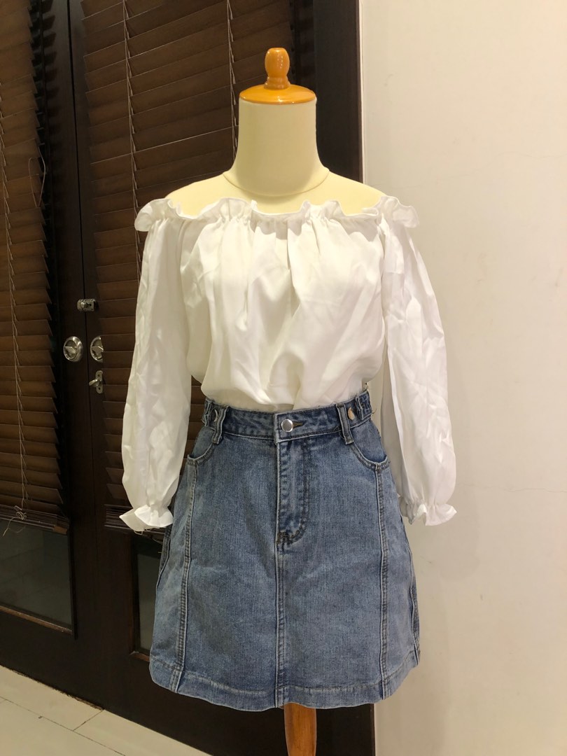 Sabrina White, Fesyen Wanita, Pakaian Wanita, Atasan di Carousell