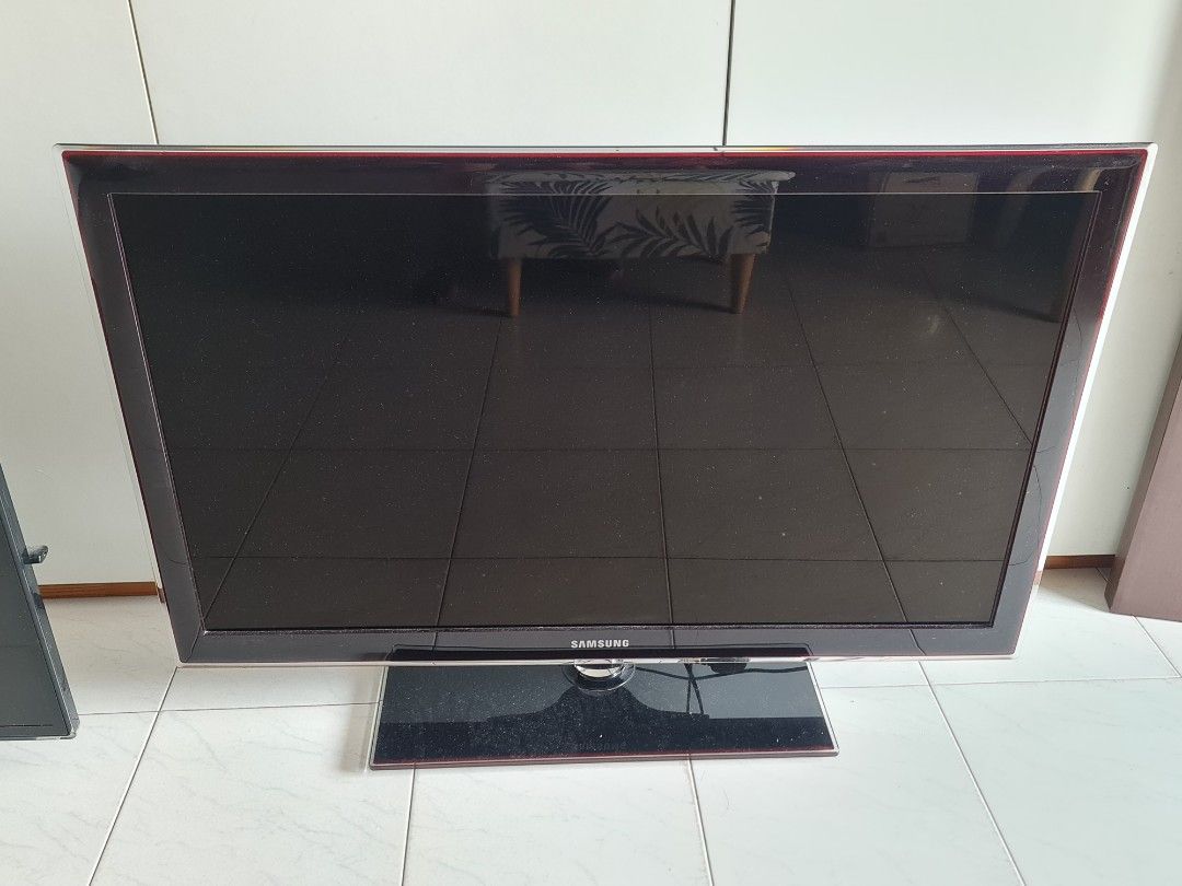 Samsung 43" LCD TV, TV & Home Appliances, TV & Entertainment, TV on Carousell