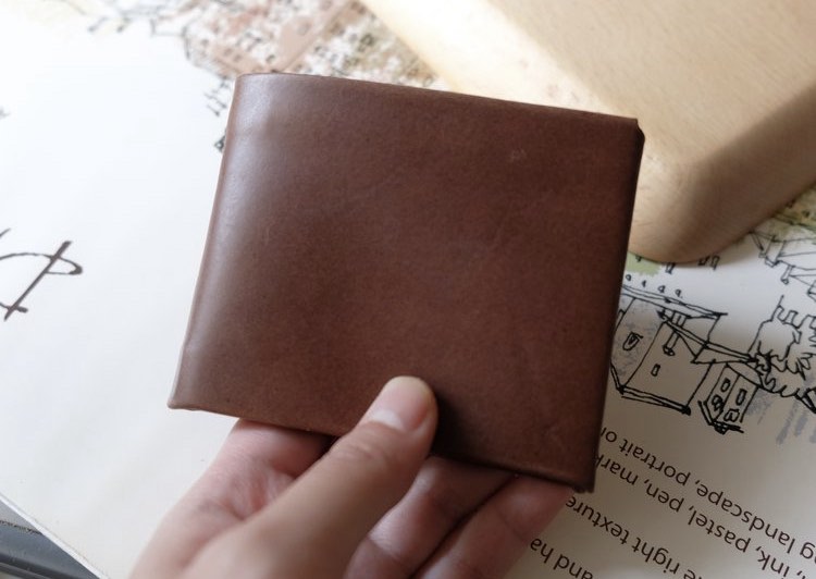 Seamless Bifold Wallet - Astrida Leather, Men's Fashion, Watches ...