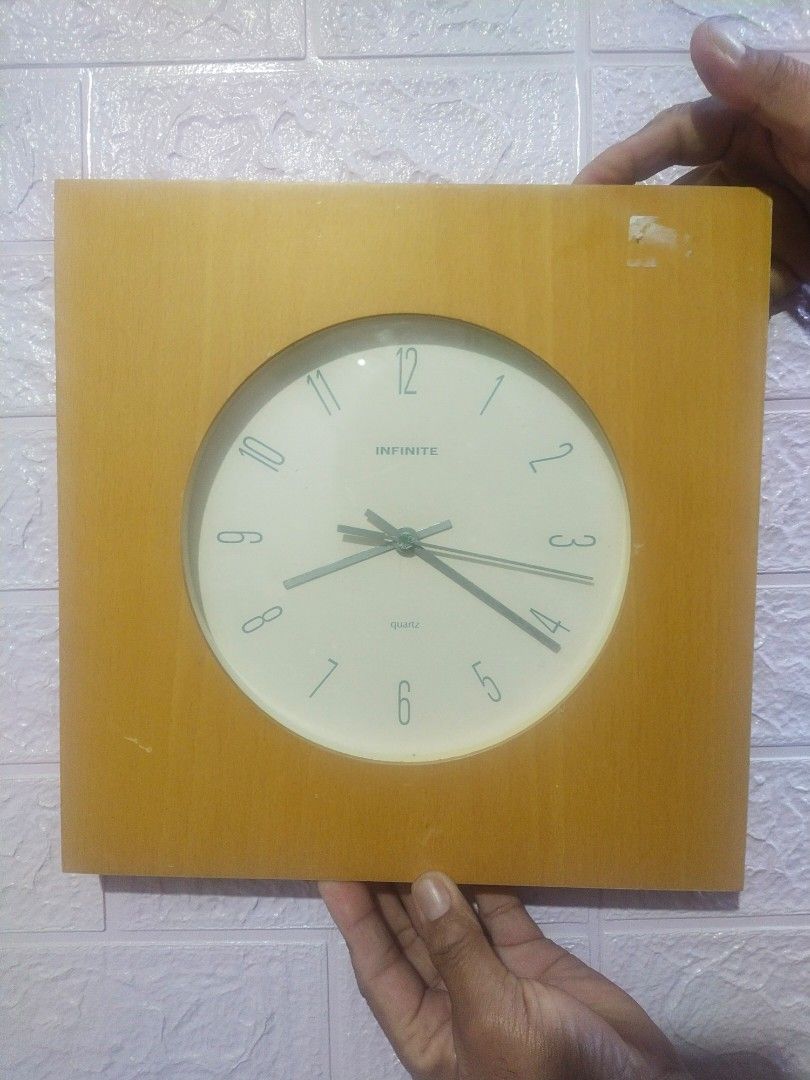 wall clock, Furniture & Home Living, Home Decor, Clocks on Carousell
