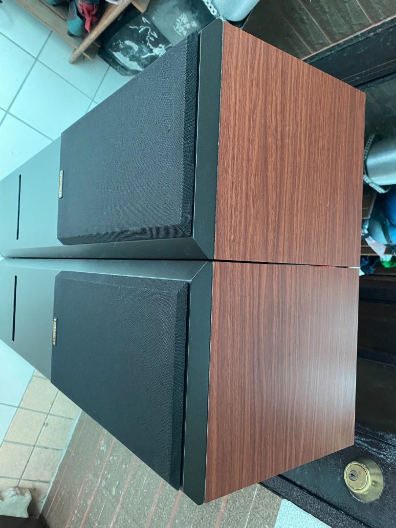 台灣精品 雅瑟 USHER V602 落地喇叭 品項相當好 原廠腳釘 跟新品差不多~, 耳機及錄音音訊設備, Soundbar、揚聲器、藍牙喇叭、耳擴在旋轉拍賣