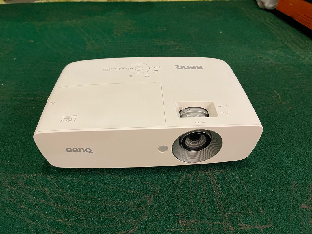 Benq W1090 Projector HD, TV & Home Appliances, TV & Entertainment ...