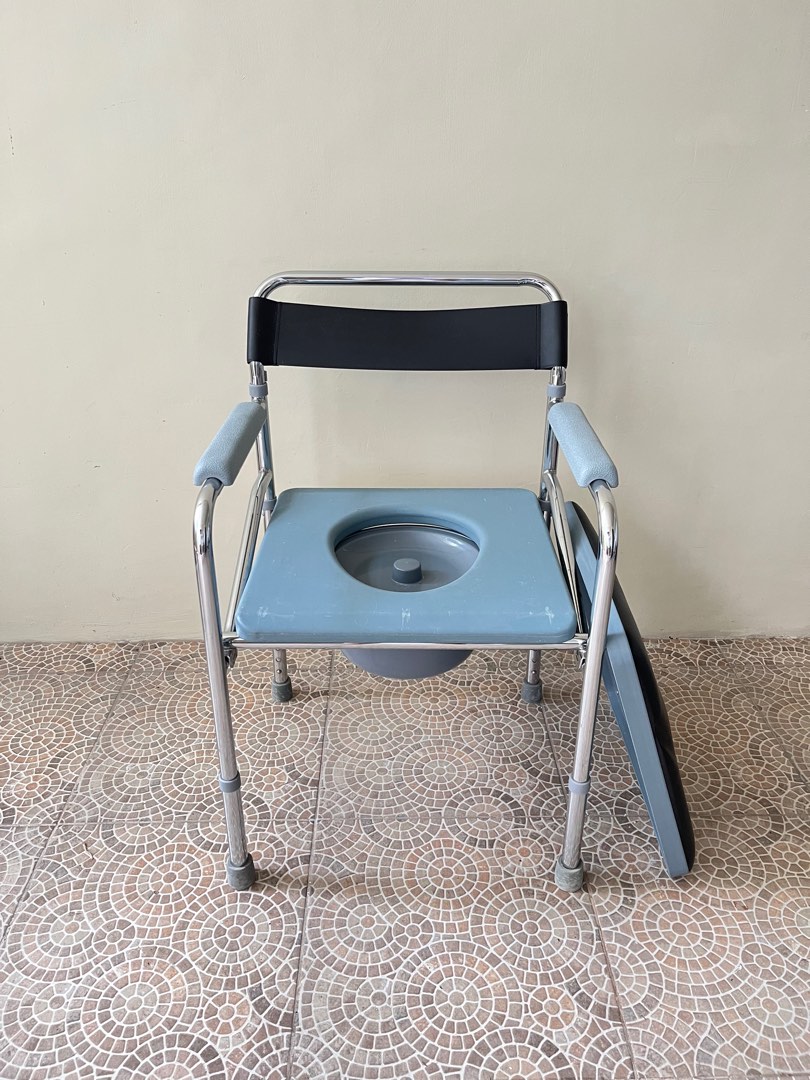 Commode Chair Foldable Complete Set, Health & Nutrition, Medical ...