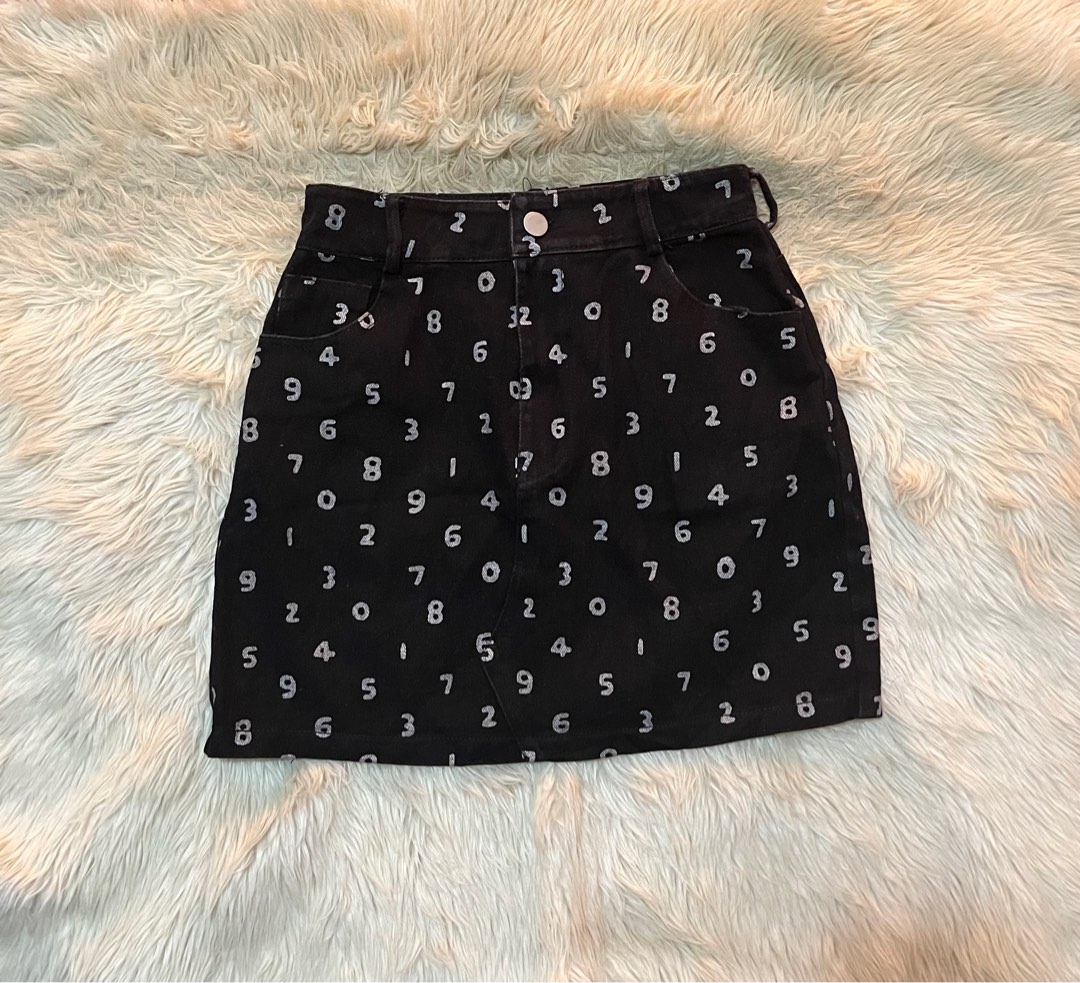 [HW] Denim Black Printed Numbers Mini Skirt, Women's Fashion, Bottoms ...