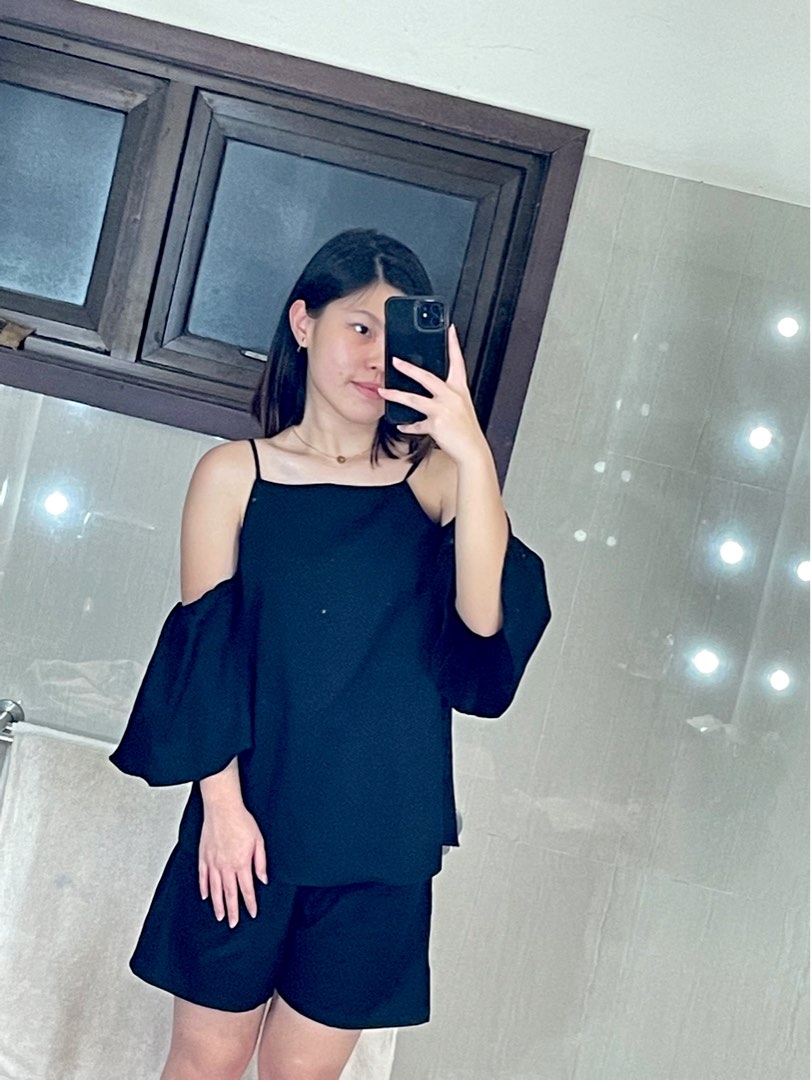 Top hitam sabrina, Fesyen Wanita, Pakaian Wanita, Atasan di Carousell