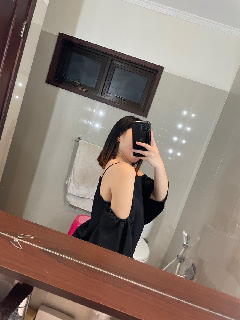 Top hitam sabrina, Fesyen Wanita, Pakaian Wanita, Atasan di Carousell