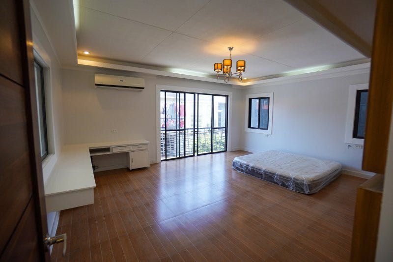 Beautiful Elegant 150 SQM 4 Bedroom High Ceiling House Furnished with Grand Staircase and 2 ...