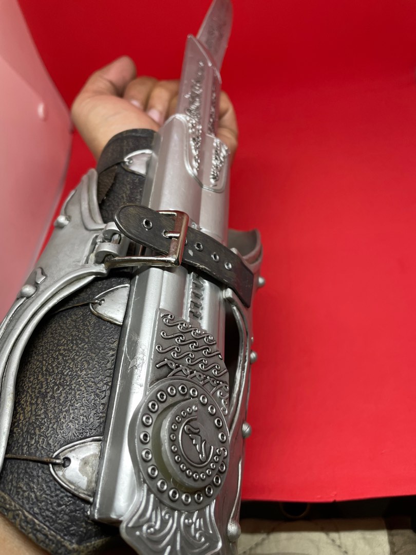 Cosplay Assassin's Creed Hidden Blade retractable and easy to use ...
