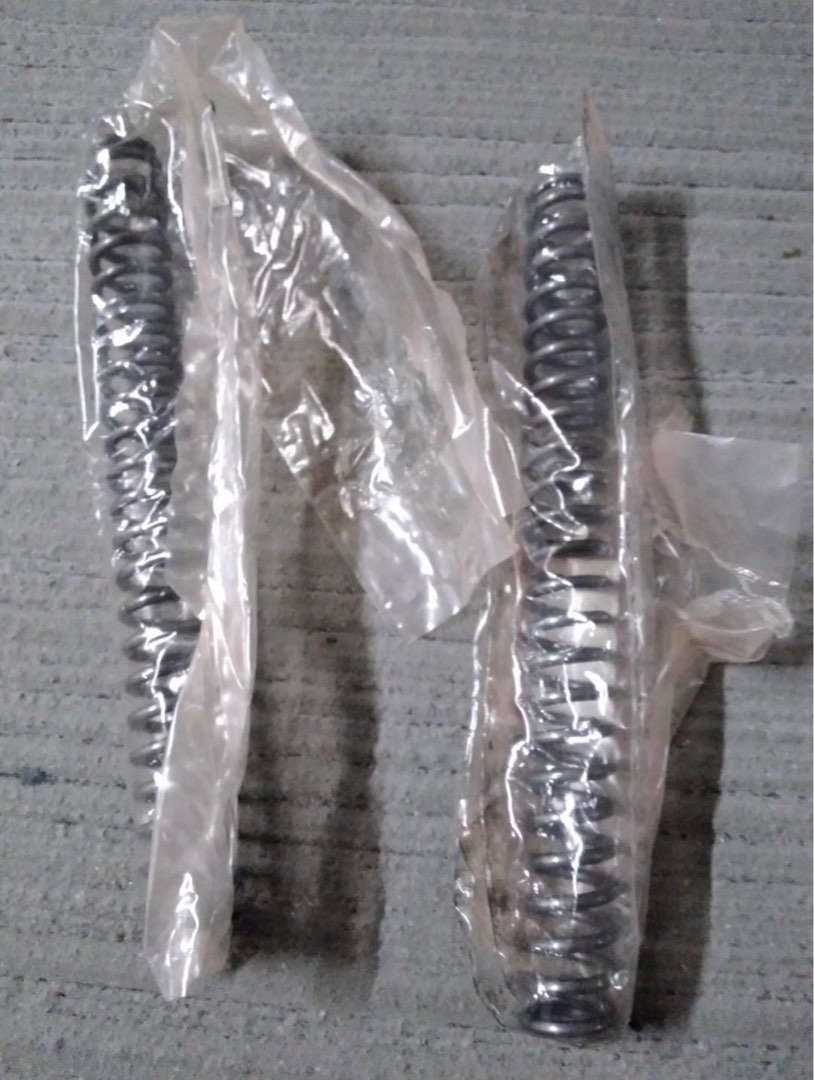 CB400 E2 FORK SPRING, Motorcycles, Motorcycle Accessories on Carousell