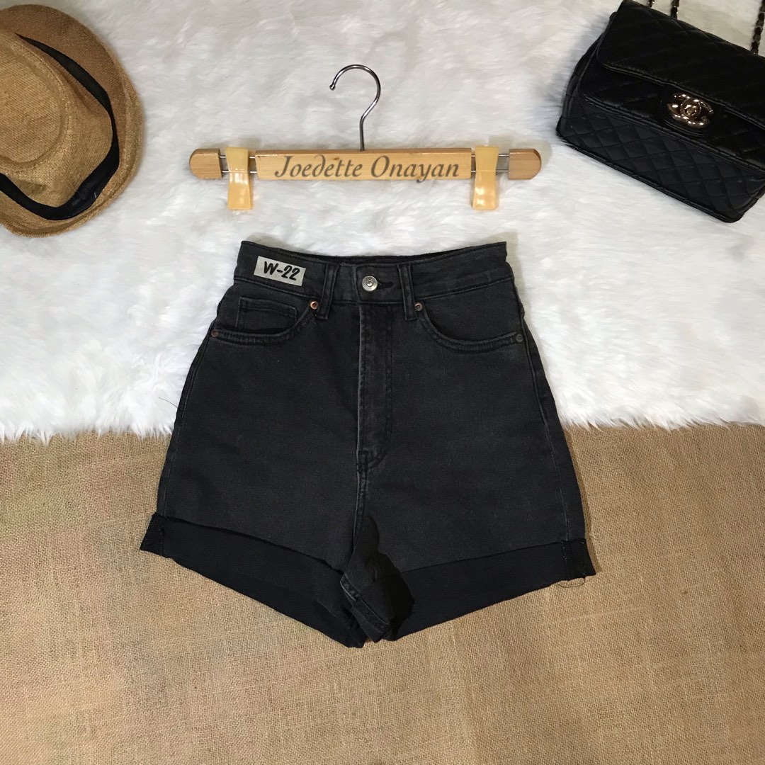 H&M divided short, Women's Fashion, Bottoms, Shorts on Carousell