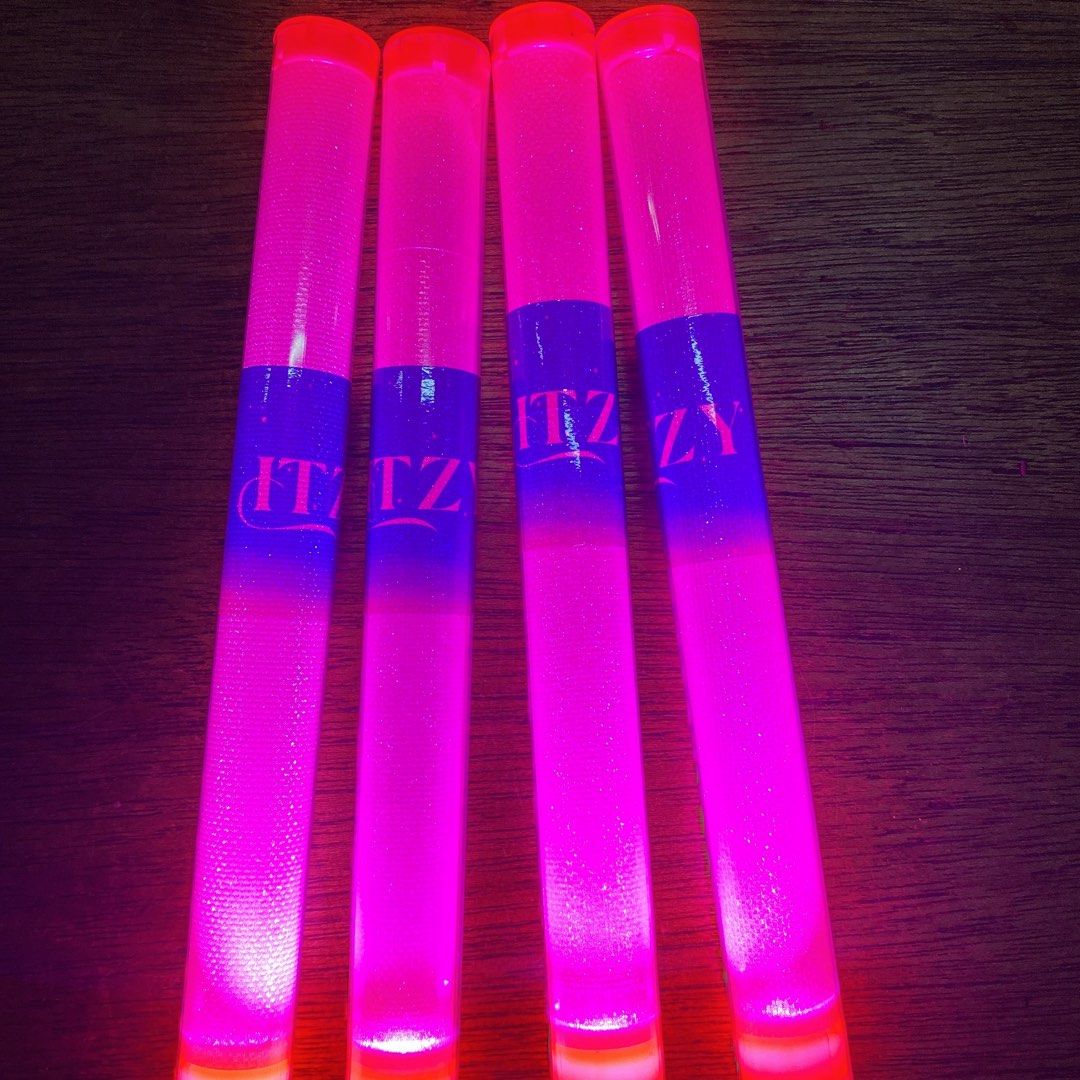 ITZY PENLIGHT & HEART LIGHTSTICK, Hobbies & Toys, Memorabilia ...