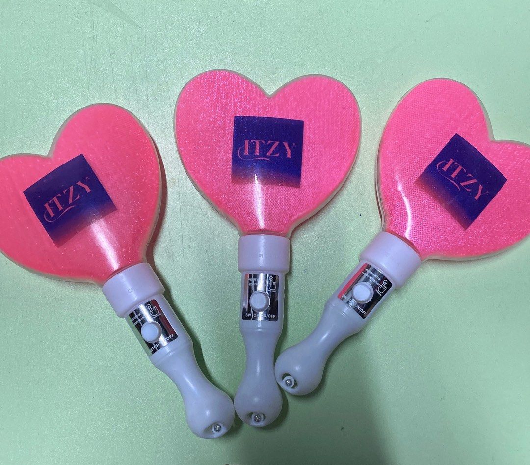 ITZY PENLIGHT & HEART LIGHTSTICK, Hobbies & Toys, Memorabilia ...