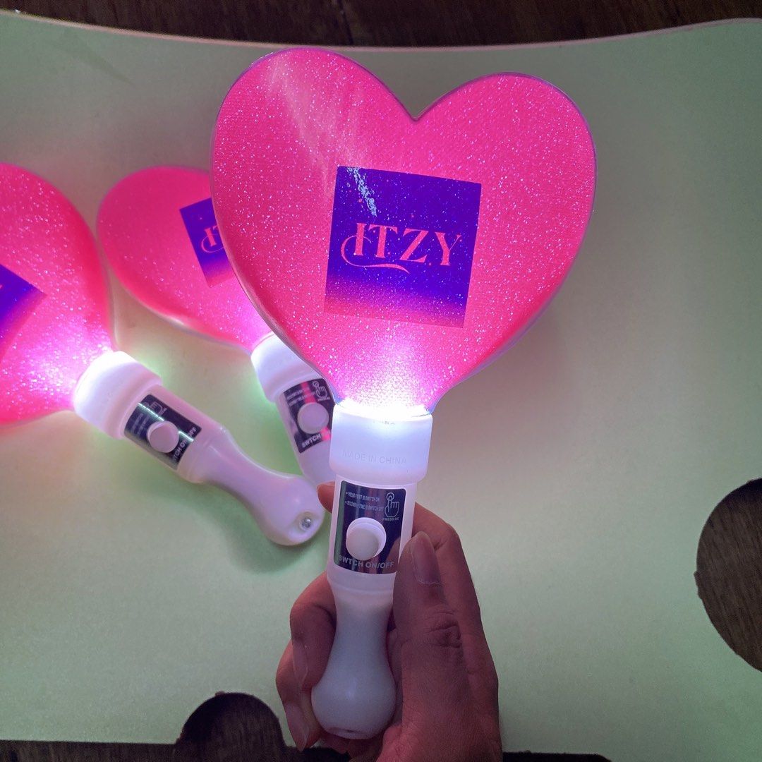ITZY PENLIGHT & HEART LIGHTSTICK, Hobbies & Toys, Memorabilia ...