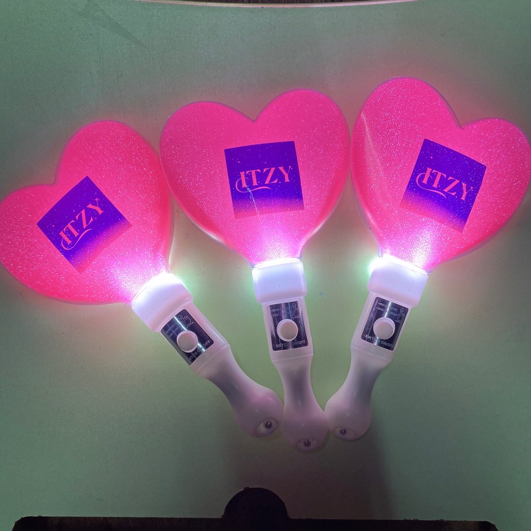 ITZY PENLIGHT & HEART LIGHTSTICK, Hobbies & Toys, Memorabilia ...
