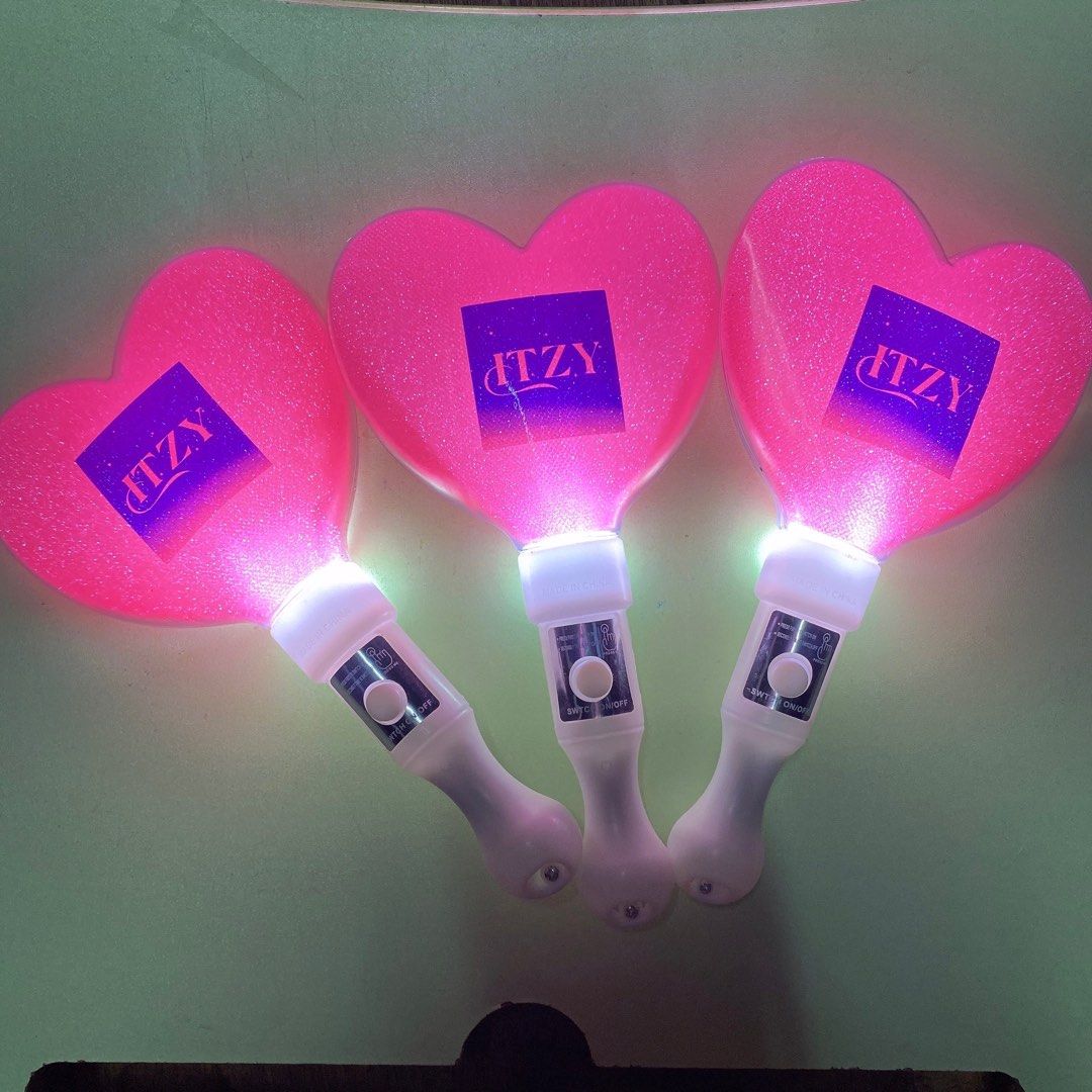 ITZY PENLIGHT & HEART LIGHTSTICK, Hobbies & Toys, Memorabilia ...