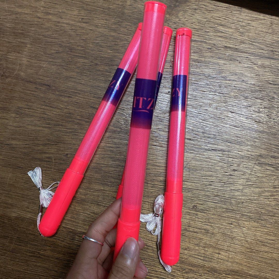ITZY PENLIGHT & HEART LIGHTSTICK, Hobbies & Toys, Memorabilia ...