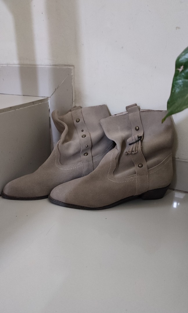 Boots kulit asli warna krem, Fesyen Wanita, Sepatu di Carousell