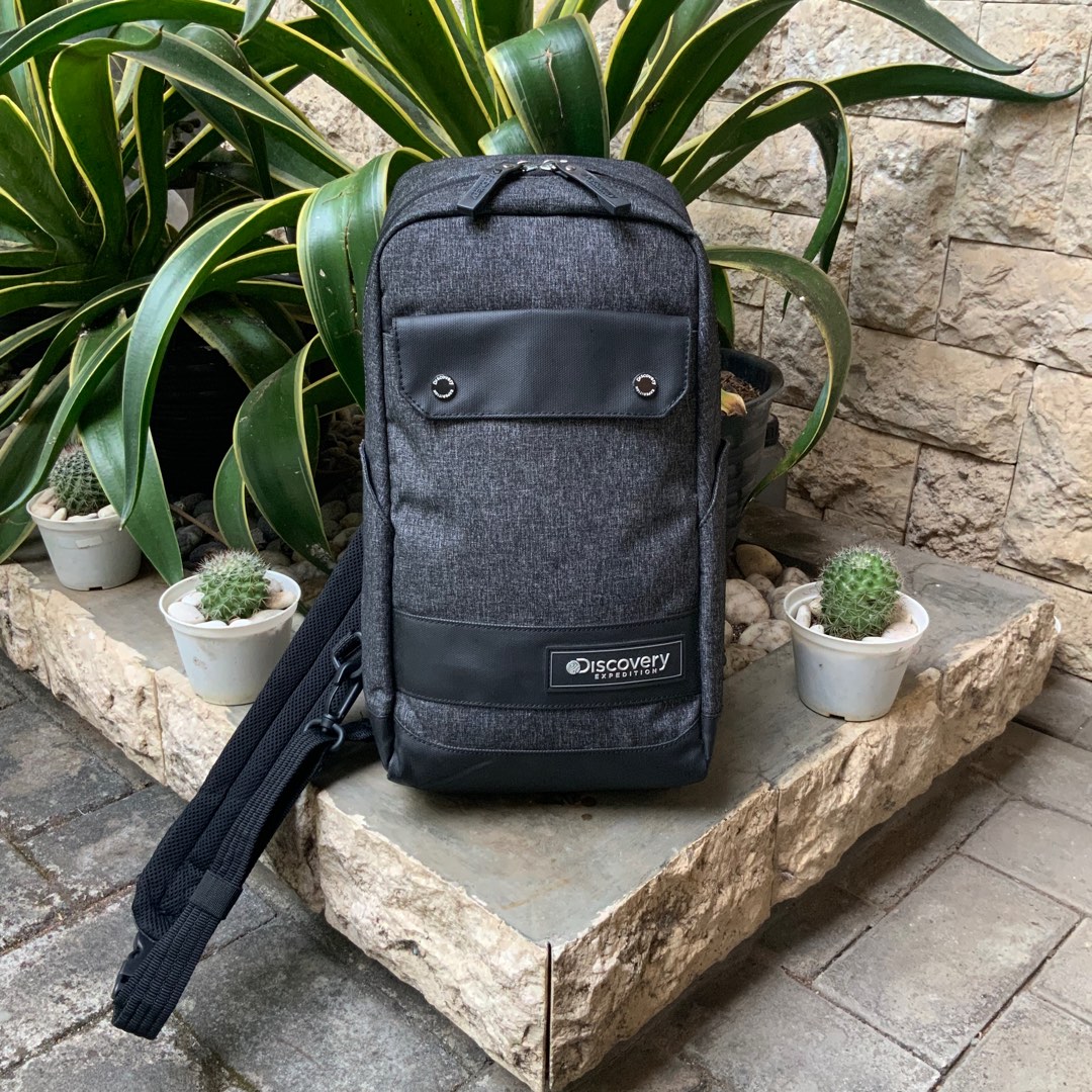 DISCOVERY EXPEDITION CROSSBODY BAG, Fesyen Pria, Tas & Dompet , Tas ...