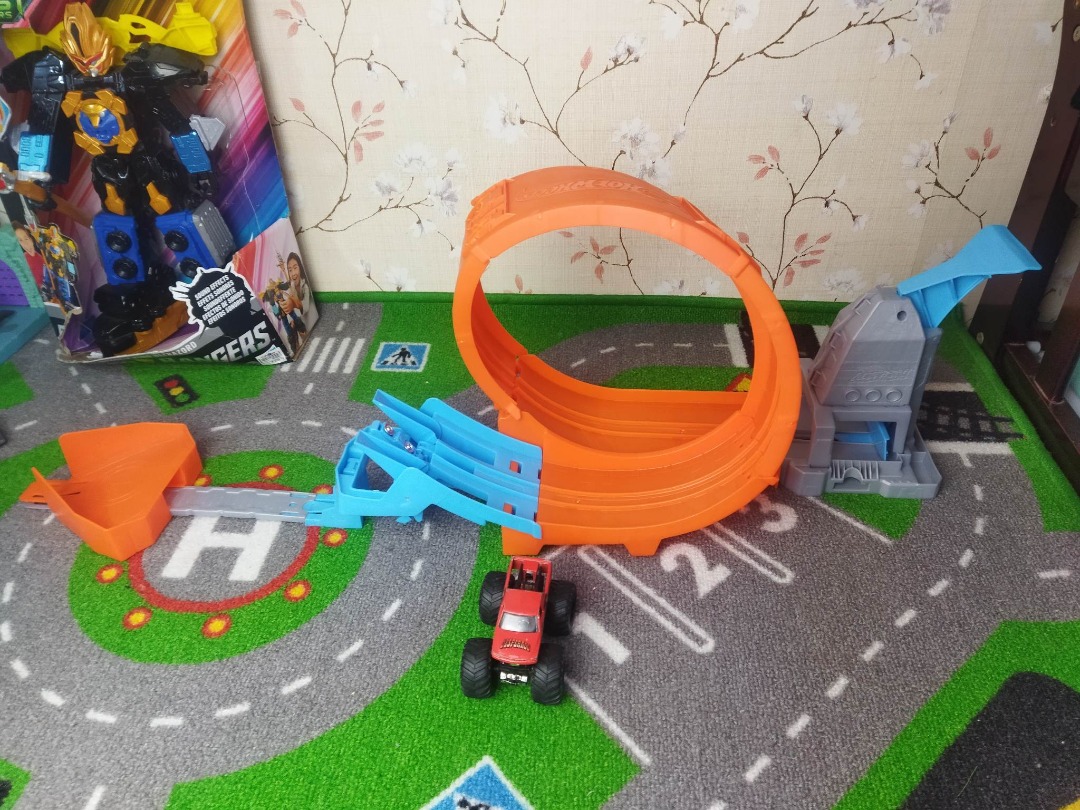 Hotwheels Loop action, Hobbies & Toys, Toys & Games on Carousell