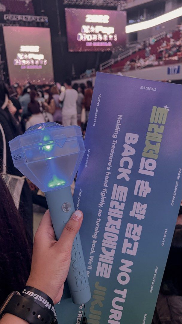 TREASURE OFFICIAL LIGHT STICK WITH POB, Hobbies & Toys, Memorabilia ...