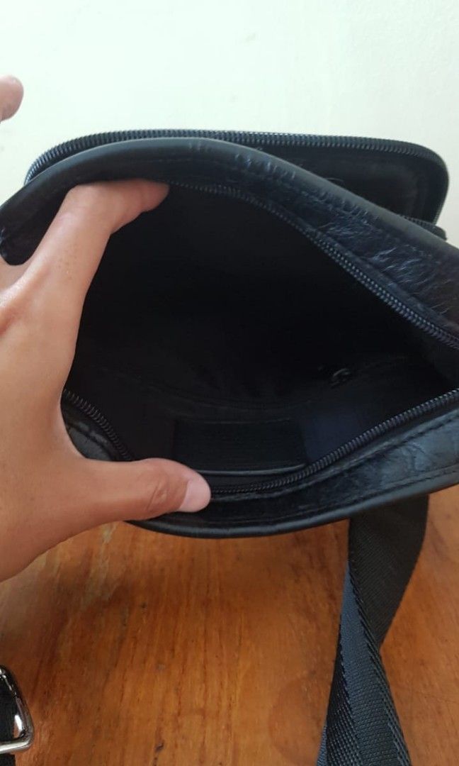 TUMI Authentic, Fesyen Pria, Tas & Dompet , Tas Selempang di Carousell