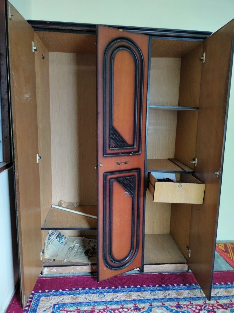 Almari Kayu 3 Pintu Design Lama, Furniture & Home Living, Furniture ...