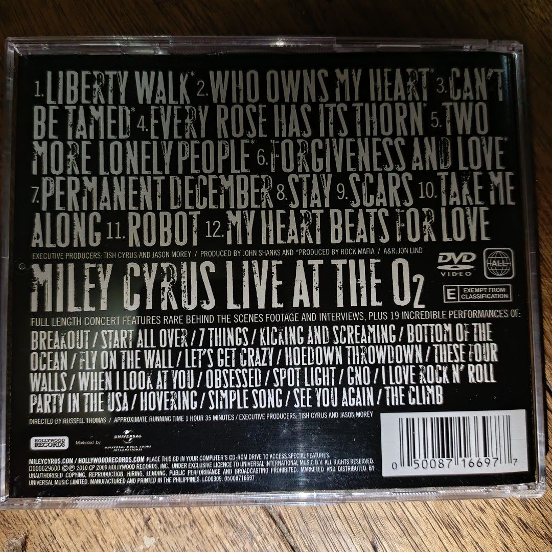 Can't Be Tamed deluxe edition Miley Cyrus CD/DvD, Hobbies & Toys, Music ...