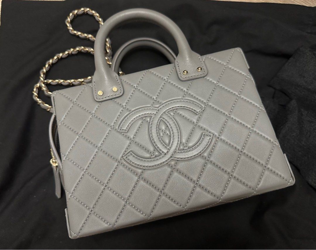 CHANEL 22B 絕版 Vanity Case 淺灰色, 名牌, 手袋及銀包 - Carousell
