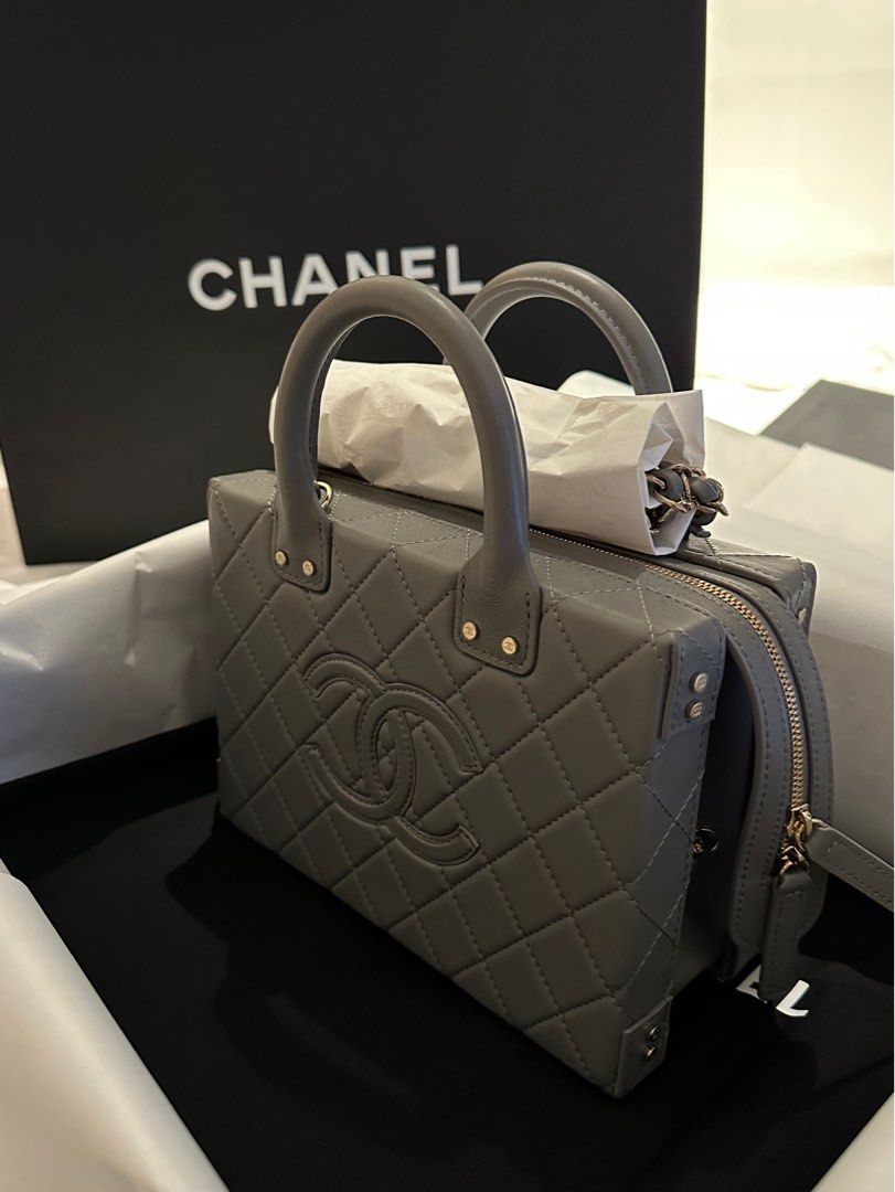 CHANEL 22B 絕版 Vanity Case 淺灰色, 名牌, 手袋及銀包 - Carousell