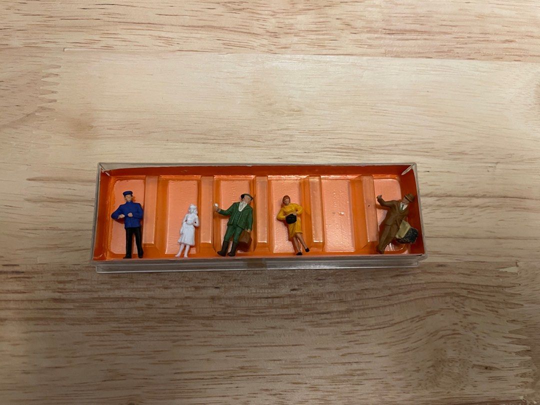 Preiser Miniature Figurine AT THE PLATFORM for H0 Model Figures // HO ...