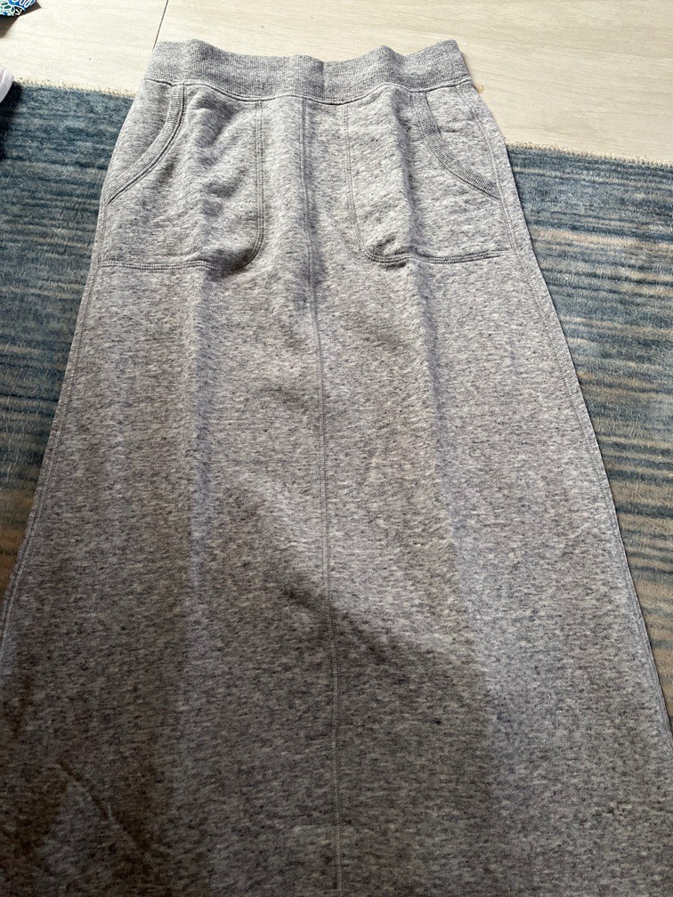 Rok kaos uniqlo, Fesyen Wanita, Pakaian Wanita, Bawahan di Carousell