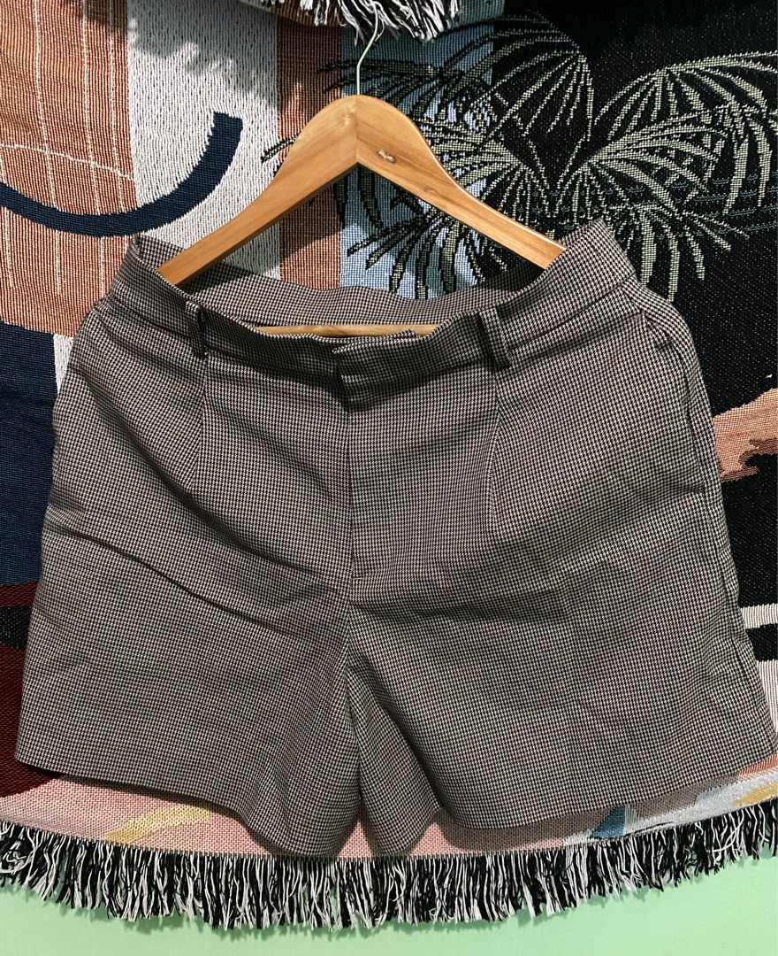 Uniqlo Smart Tucked Shorts (Grayish-Brown), Women's Fashion, Bottoms ...