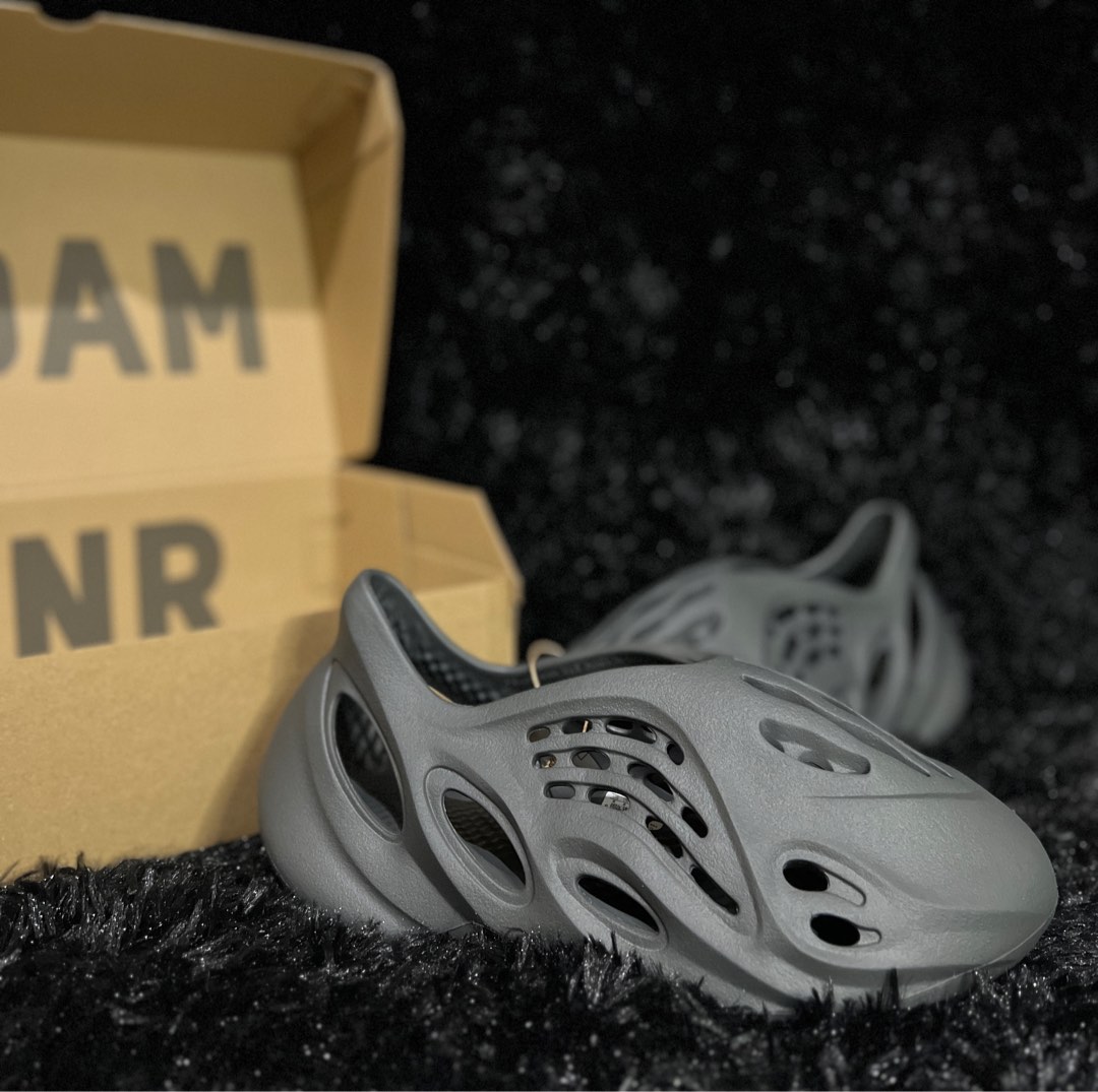 Yzy foam runner onyx, Men's Fashion, Footwear, Sneakers on Carousell