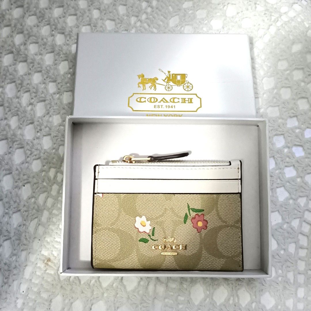 Authentic Coach ID Card Holder, Women's Fashion, Bags & Wallets ...