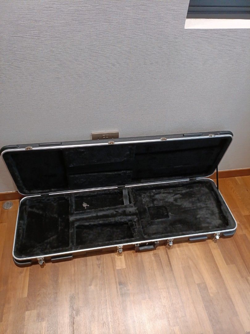 Bass guitar flight case, Hobbies & Toys, Music & Media, Music ...