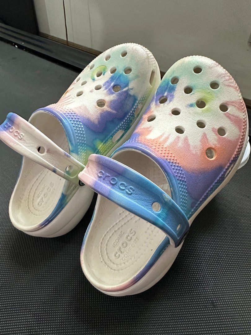 Crocs W5, Women's Fashion, Footwear, Slippers and slides on Carousell