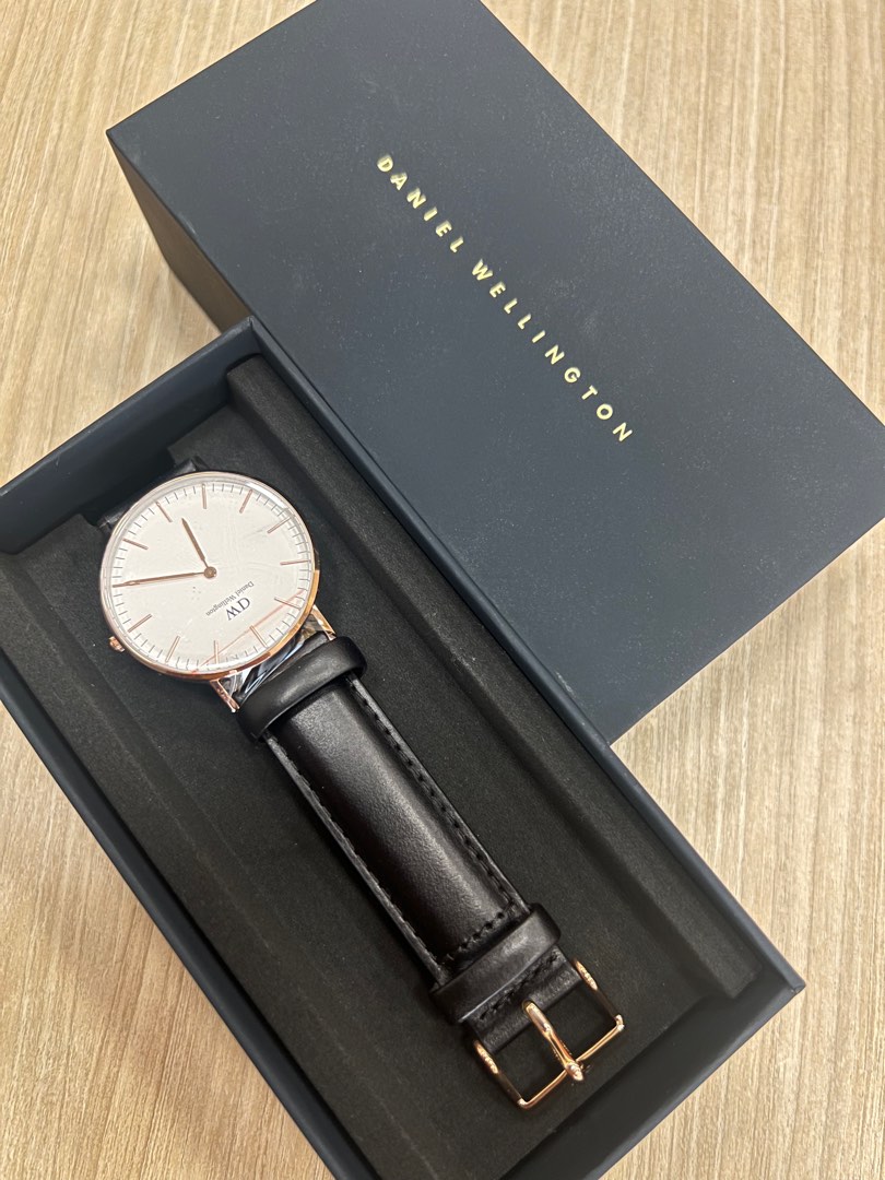 DW unisex watch, Men's Fashion, Watches & Accessories, Watches on Carousell
