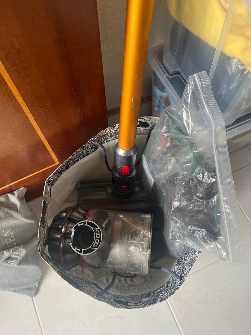 Dyson Fluffy V8, Furniture & Home Living, Cleaning & Homecare Supplies ...