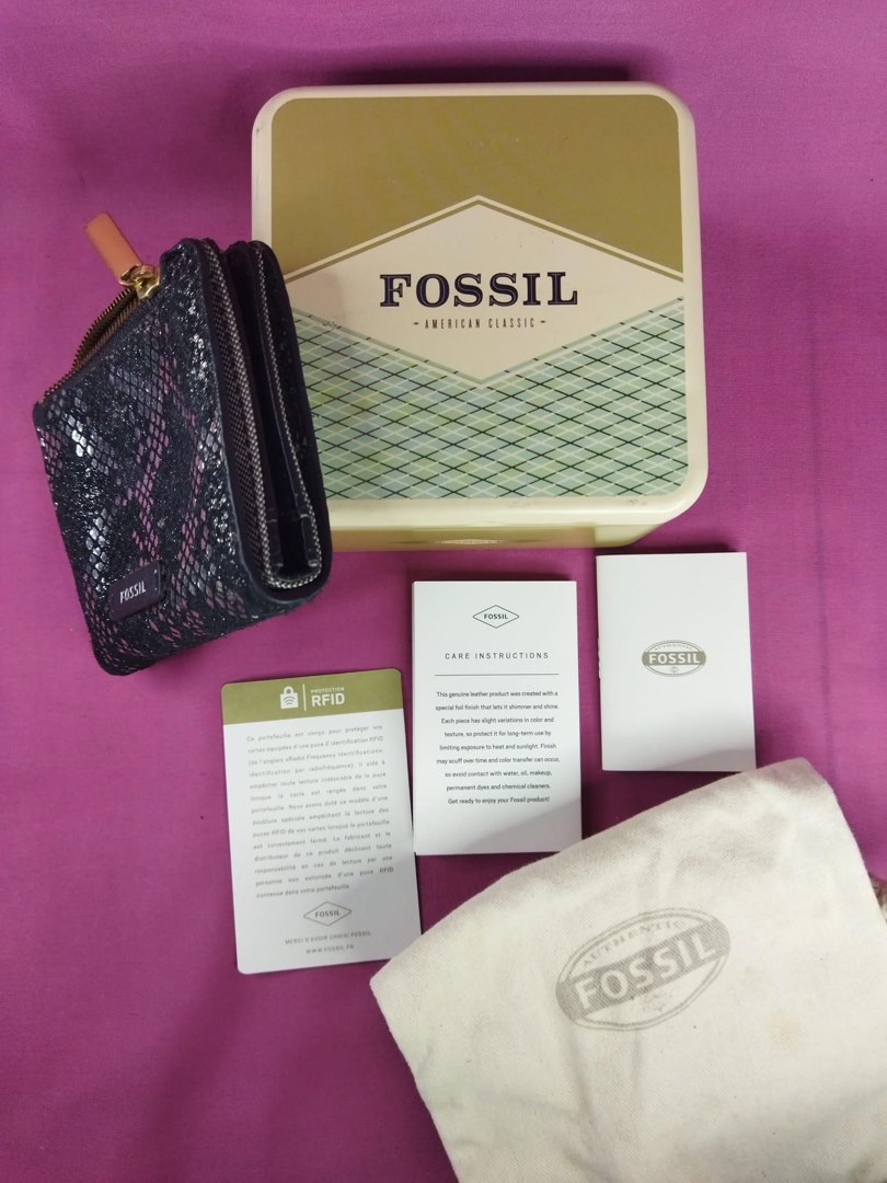 Fossil small bifold wallet, Luxury, Bags & Wallets on Carousell