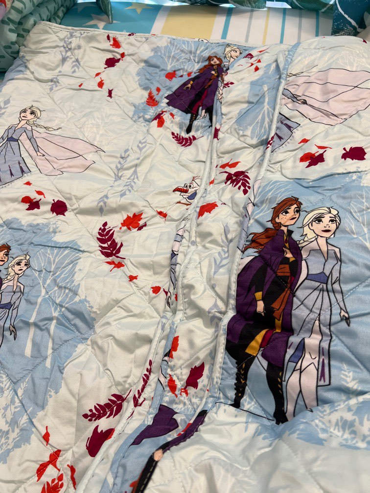 Frozen Elsa Quilt, Furniture & Home Living, Bedding & Towels on Carousell