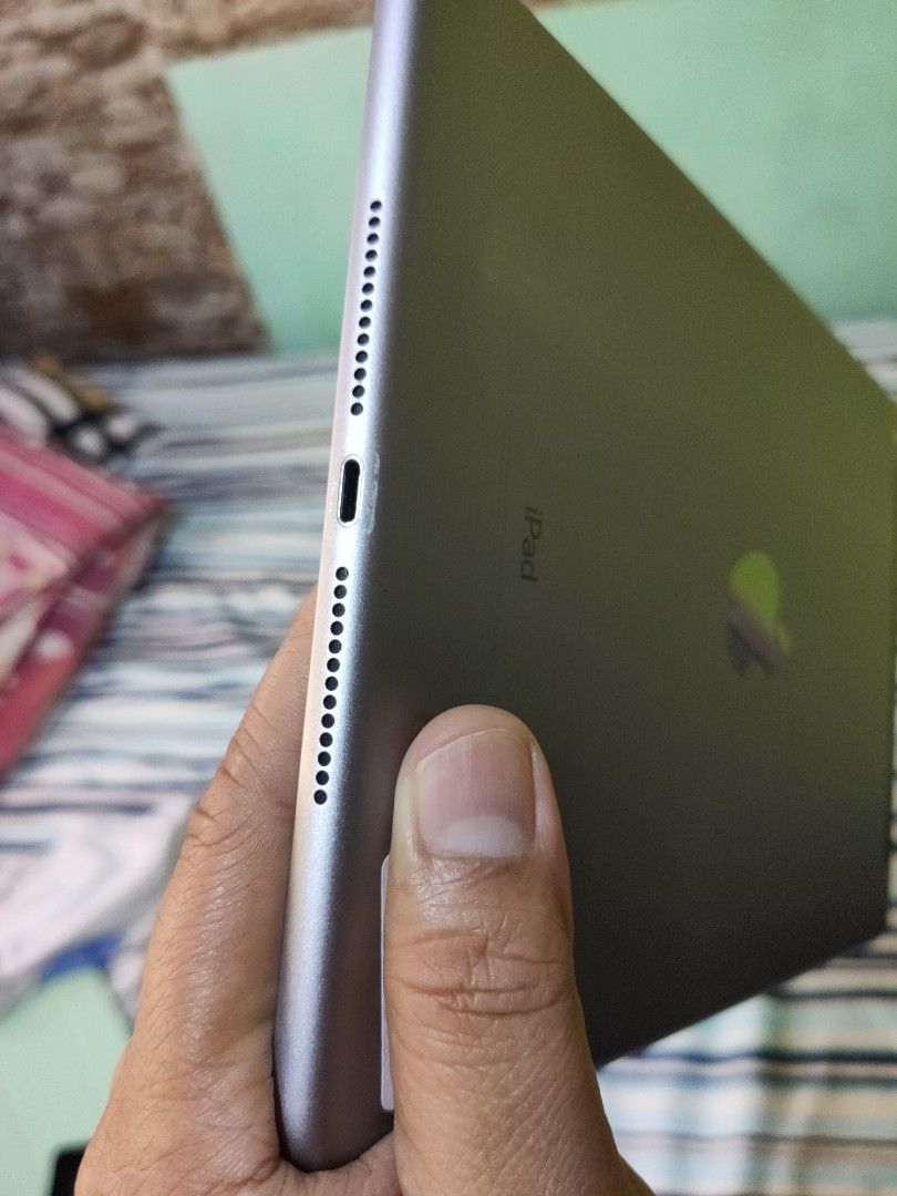 ipad 5th gen 32g wifi/cellular, Mobile Phones & Gadgets, Tablets, iPad on Carousell