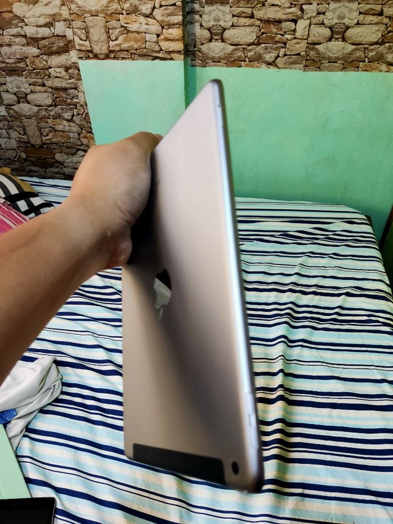 ipad 5th gen 32g wifi/cellular, Mobile Phones & Gadgets, Tablets, iPad on Carousell