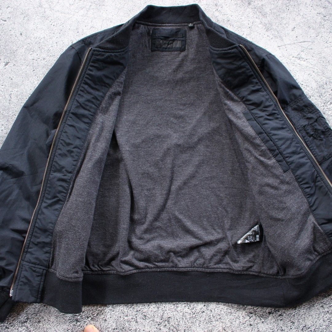 Jacket Bomber Uniqlo, Fesyen Pria, Pakaian , Baju Luaran di Carousell