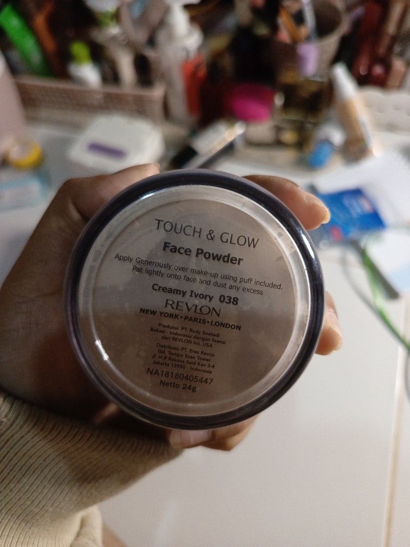 Revlon face powder, Kesehatan & Kecantikan, Rias Wajah di Carousell