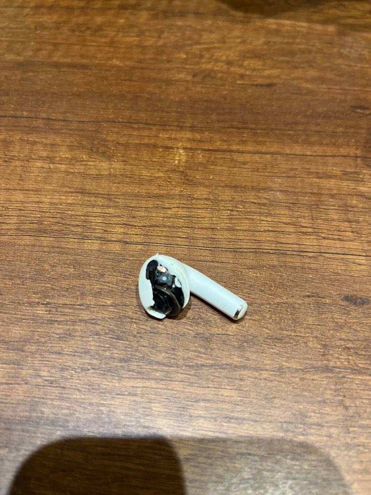 Right side gen 3 airpod, Audio, Earphones on Carousell