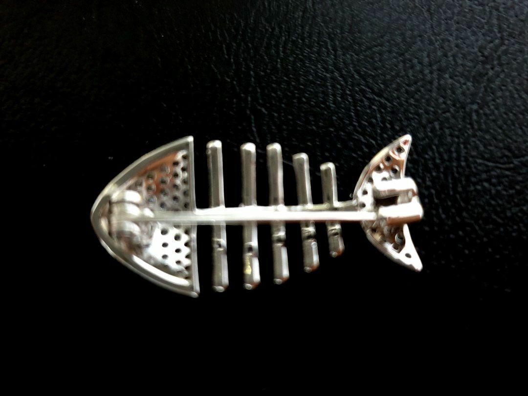Silver fish bone pin brooch jewellery, Women's Fashion, Jewelry ...